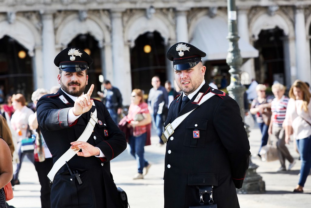 15 Signs You're with An Unpleasant Person