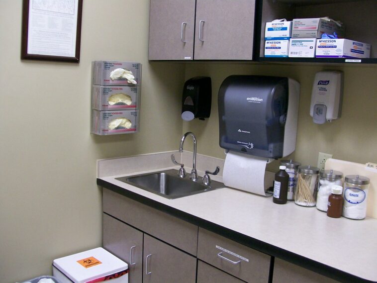 15 Things You Should Never Do at the Doctor's Office