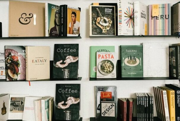 30 Things Smart Shoppers Look Out For At Garage Sales