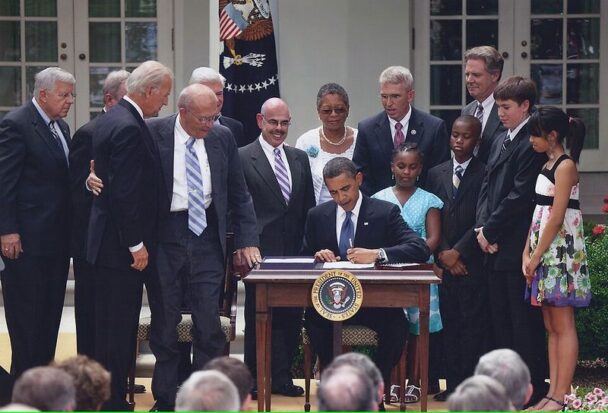 7 Interesting Facts That Make Left-Handed People Stand Out