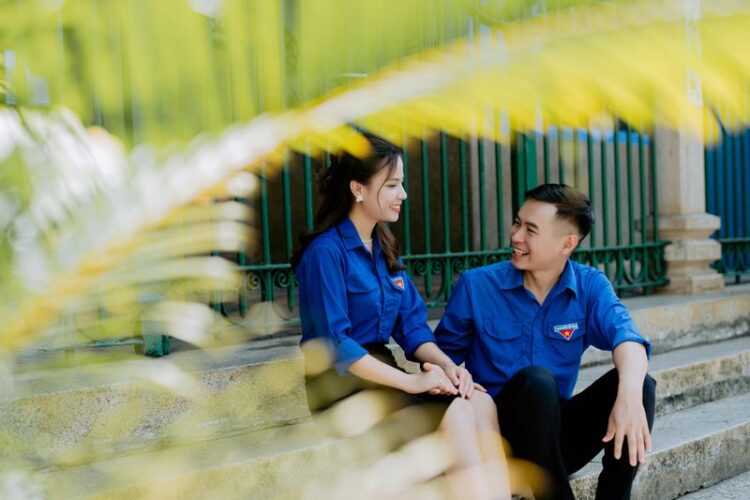 9 Body Language Clues He Is Trying to Impress You