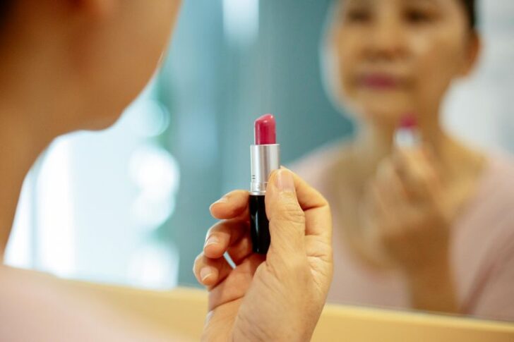 Women Who Wear Minimal Makeup Share These 10 Traits, According to ...