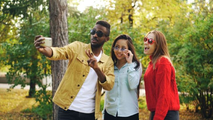 15 Unspoken Social Rules People Assume You Already Know