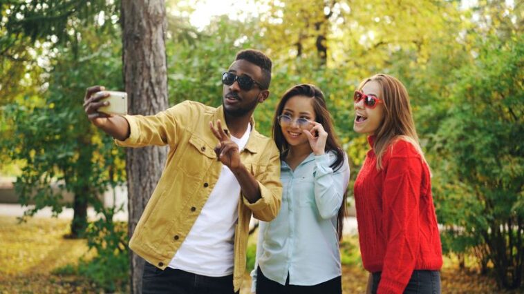15 Unspoken Social Rules People Assume You Already Know